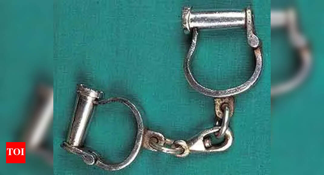 Mumbai ACB arrests police sub-inspector and constable for taking bribe ...