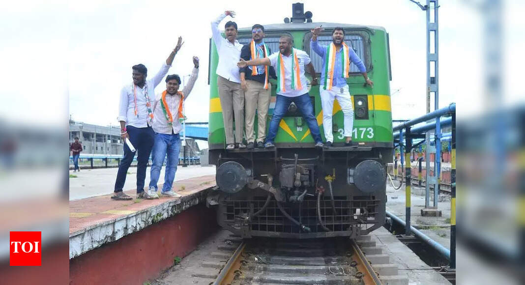 Youth Congress activists stop express train at Aurangabad to protest ...