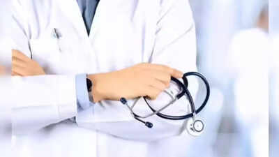 Food poisoning at Bollywood film shoot: 100 crew members hospitalised ...