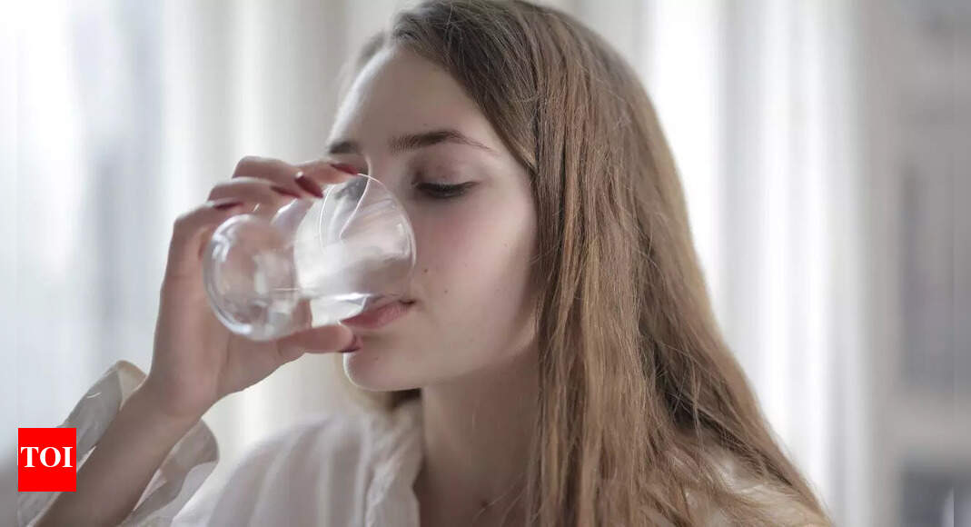 10 Mistakes you are making when drinking water and how to fix them | - The Times of India