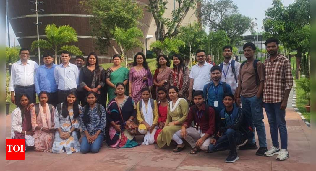 BD College students visit Bapu Tower Museum to study Gandhi’s legacy ...