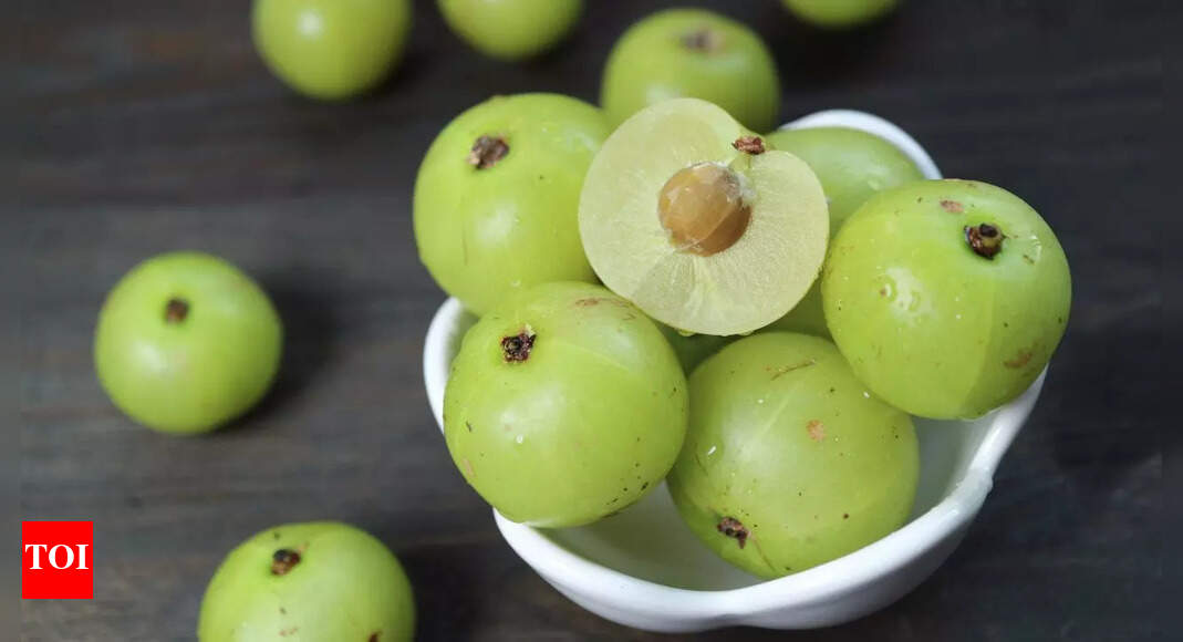 Who should avoid eating amla? 6 types of people that may experience ...