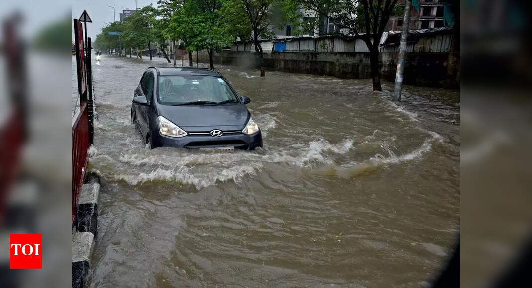 Flood waters disrupt highway traffic and service roads in Kolhapur ...