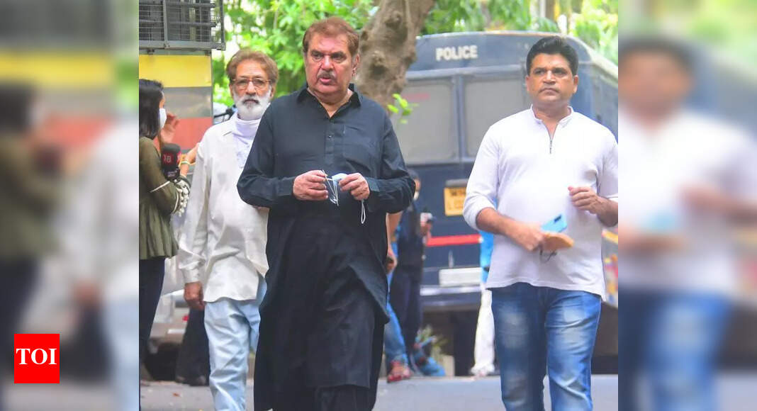 Actor Raza Murad files police complaint over false death post on social ...