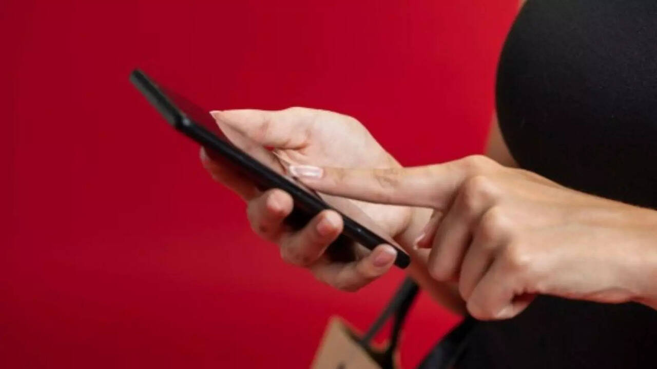 Addicted To Scrolling? This Mumbai Startup Is Hiring Doom-Scrollers