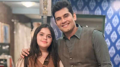 Molkki’s Anushka Sharma reunites with her on-screen father Amar ...