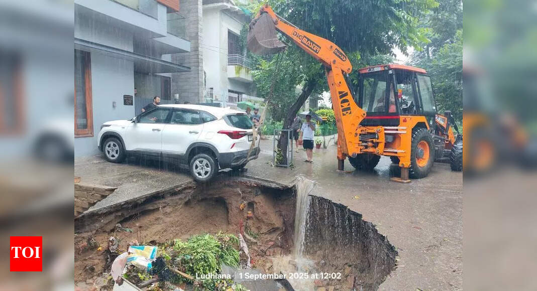 Dugri roads sumerged, vehicles stuck due to heavy downpour | Ludhiana ...