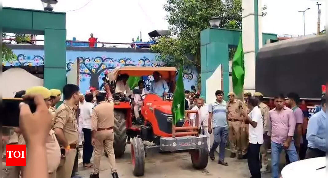Farmers on tractors break past GDA office gates in land protest | Noida ...