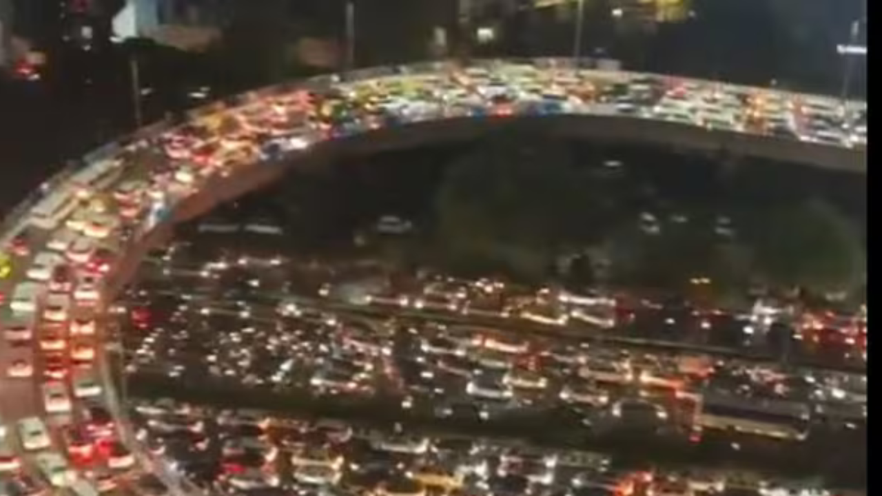 Gurgaon traffic paralysed on Delhi-Jaipur Expressway as heavy rains ...