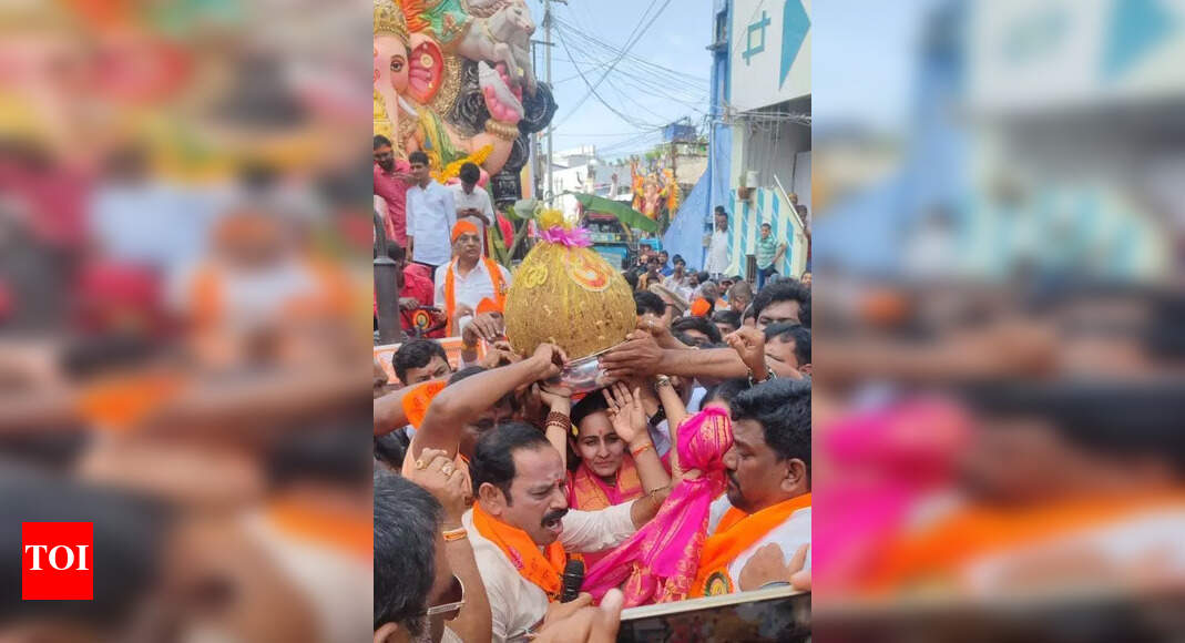 Nandyal MP Byreddy Shabari wins Rs 6.1 lakh Ganesh laddu in Kurnool ...