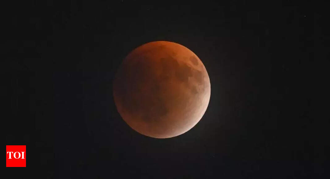 Rare blood moon lunar eclipse enthrals skygazers in Hyderabad ...