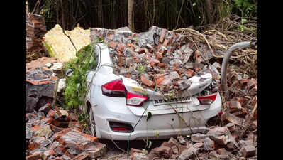 136-Year-Old Empress Mill Wall Collapses, Vehicles Crushed | Nagpur ...
