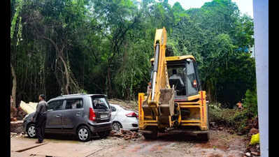 136-Year-Old Empress Mill Wall Collapses, Vehicles Crushed | Nagpur ...