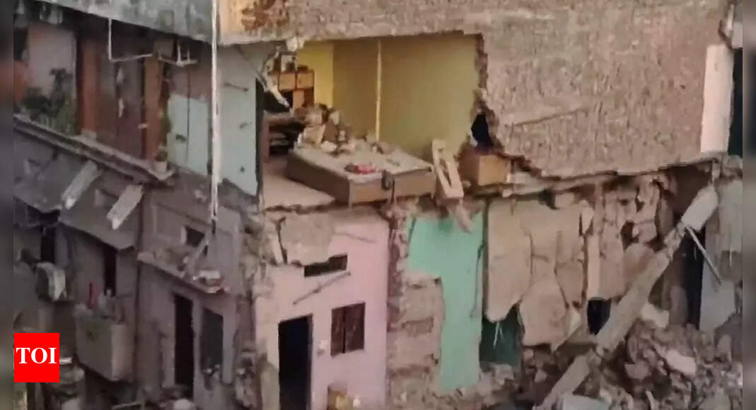 North Delhi building collapse: MCD had declared it unsafe; fire team ...