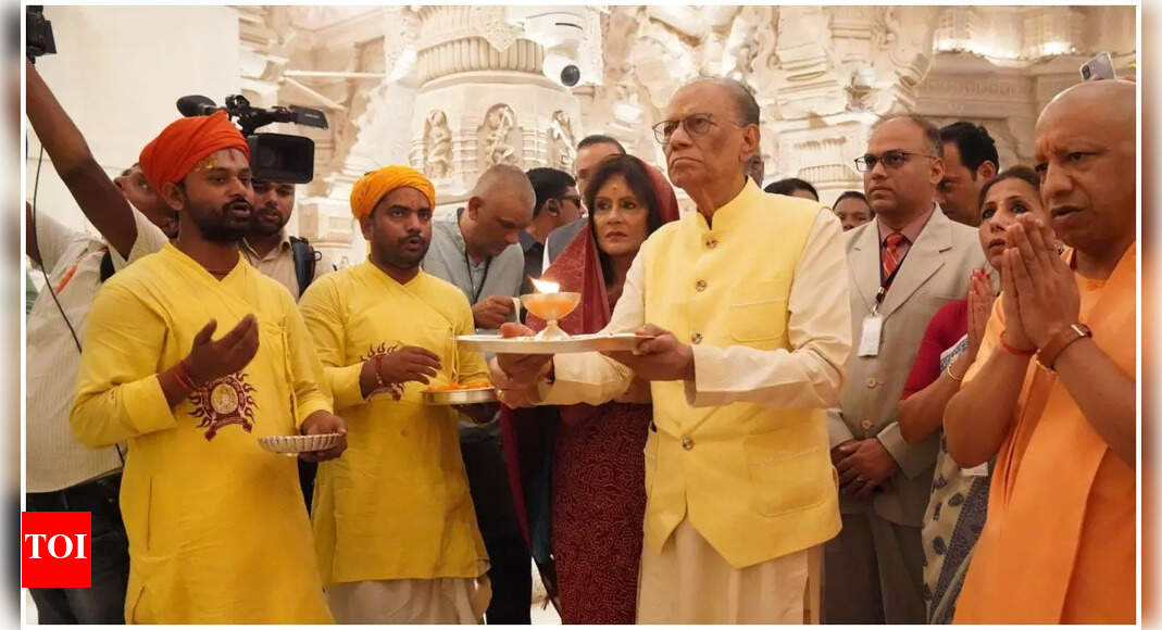 Mauritius PM Navinchandra Ramgoolam offers prayers at Shri Ram ...