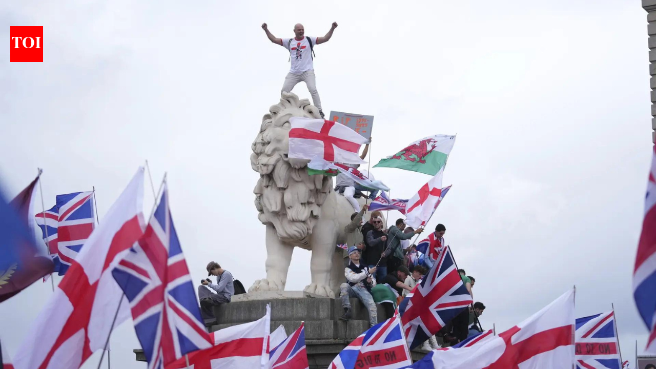 Anti-immigration protest in UK: Rally turns violent; over 150k attend ...