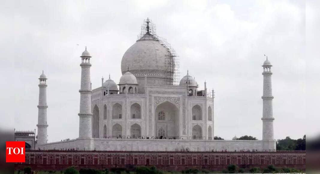 After Taj’s dome seepage, minarets show signs of dampness; ASI begins repair | Agra News - The ...