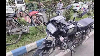 1 dead, 2 injured as biker making Insta reel crashes | Kolkata News ...