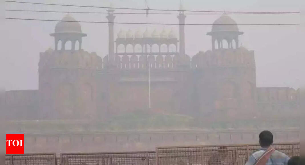 History chokes: Red Fort turning black as bad air writes own script ...