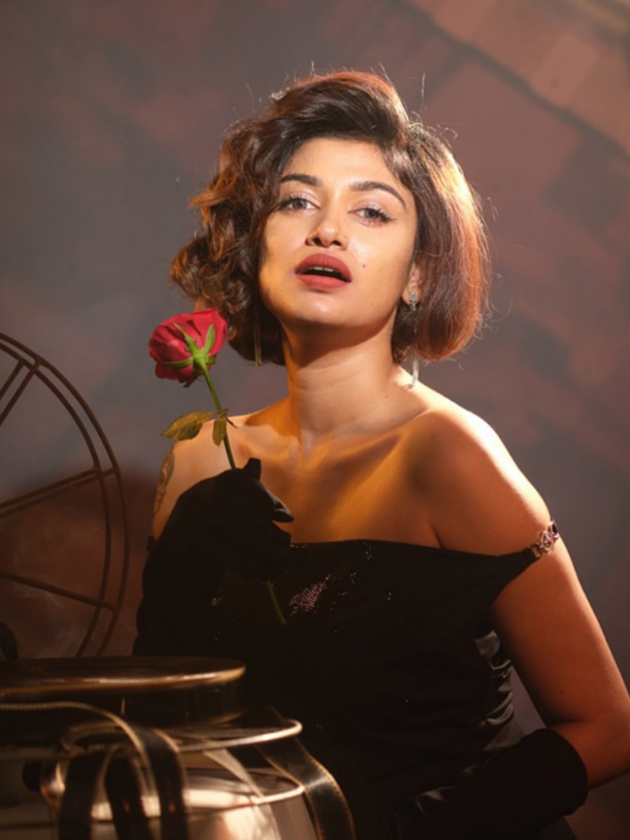 In Pics: Classic looks of Oviya | Times of India