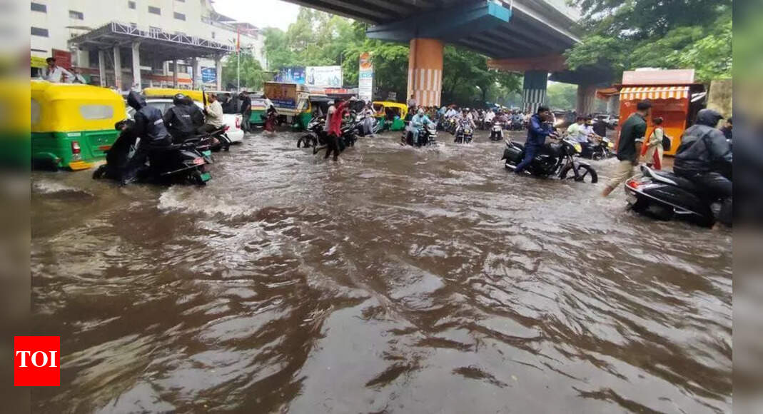 Afternoon showers flood Diamond City | Surat News - The Times of India