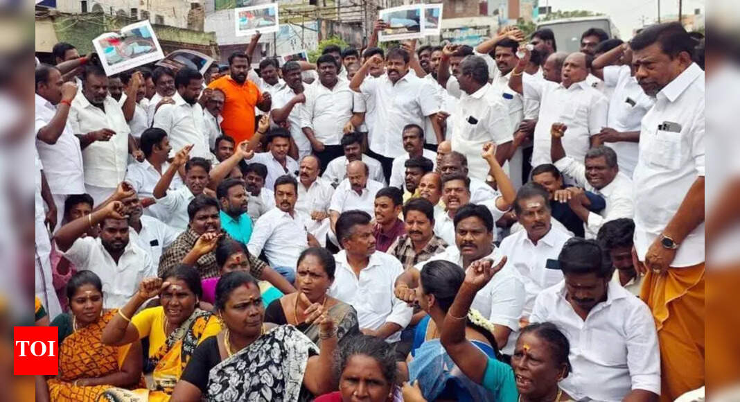 ‘Arrest those who vandalised MGR statue’ | Madurai News - The Times of ...