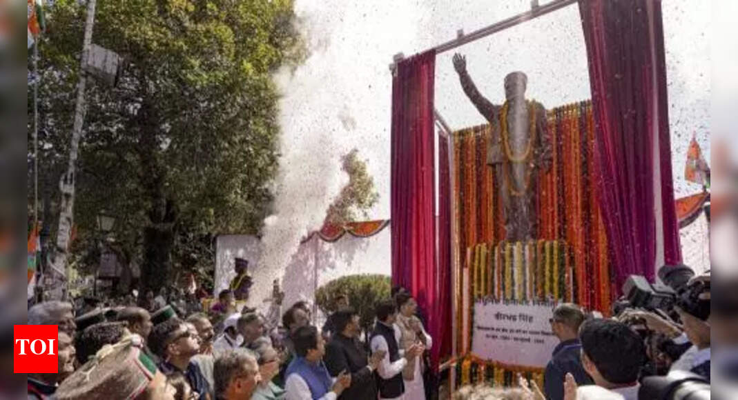Sonia Gandhi unveils former CM Virbhadra Singh’s statue in Shimla ...