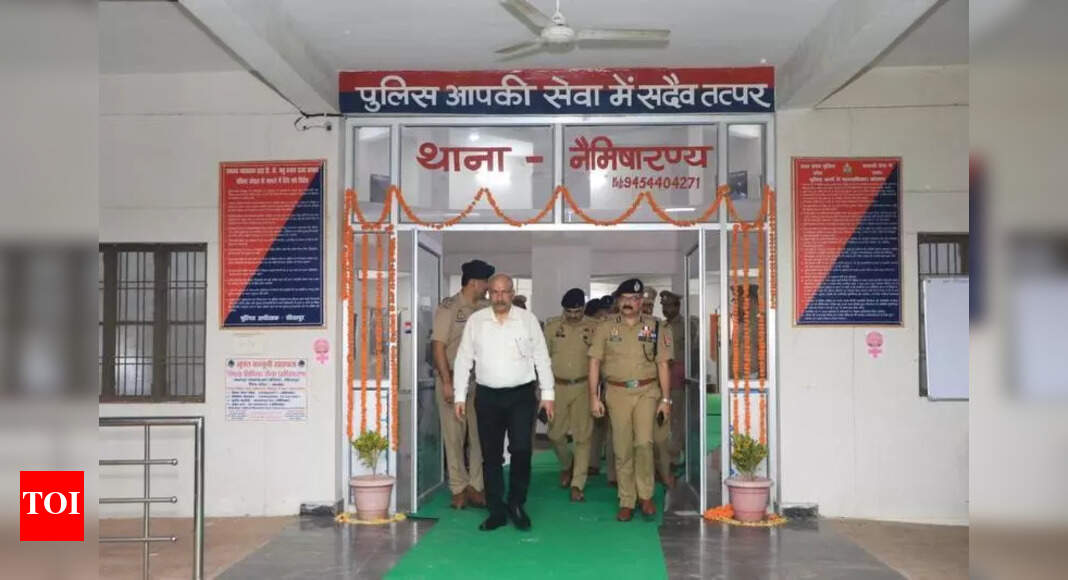 DGP visits Mission Shakti centreset up at Naimisharanya thana | Lucknow ...