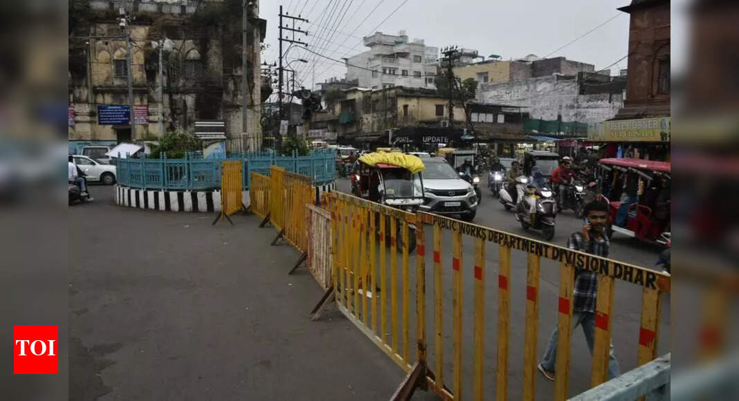 Just a day after, barricades blocking road escalate traffic chaos on ...