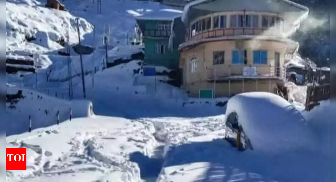 Heavy snowfall blankets Indo-China border: Red alert issued in Sikkim ...