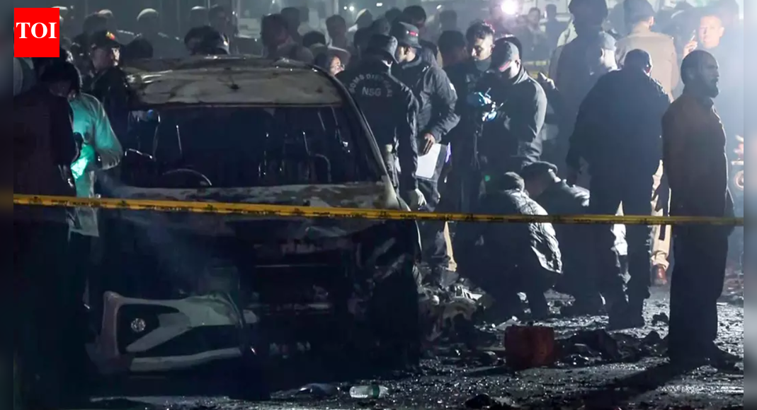 Rush-hour blast kills 9 near Red Fort | India News - The Times of India