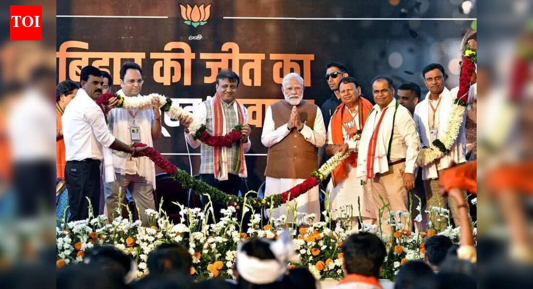 Bihar migrants congratulate PM at airport | Surat News - The Times of India