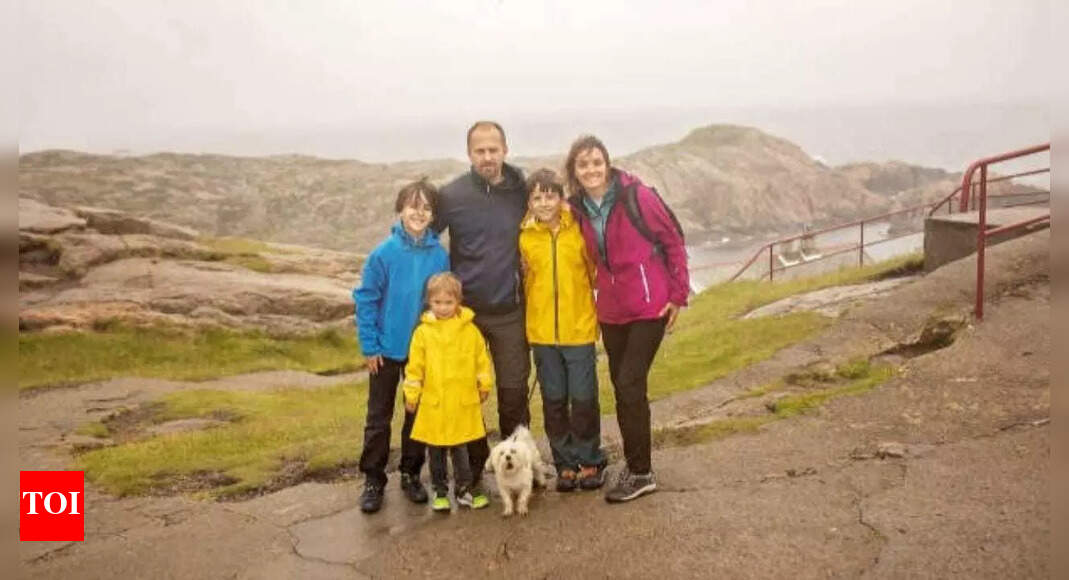 Lighthouse Parenting vs. Helicopter Parenting: What’s the Real ...