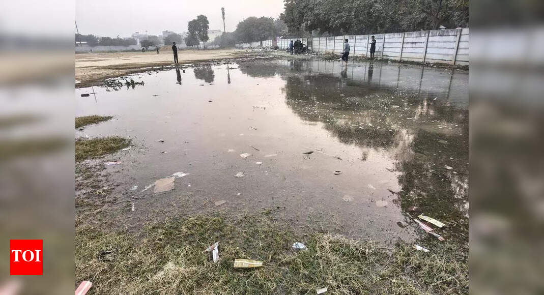 Water gushes out of broken pipes, floods roads during supply hours ...