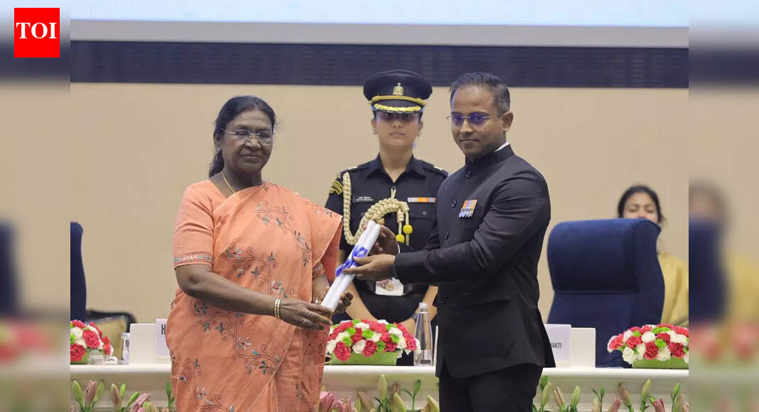 Uttar Pradesh: Gorakhpur IAS officer Sidharth Shiv Jaiswal honoured by President Droupadi Murmu ...