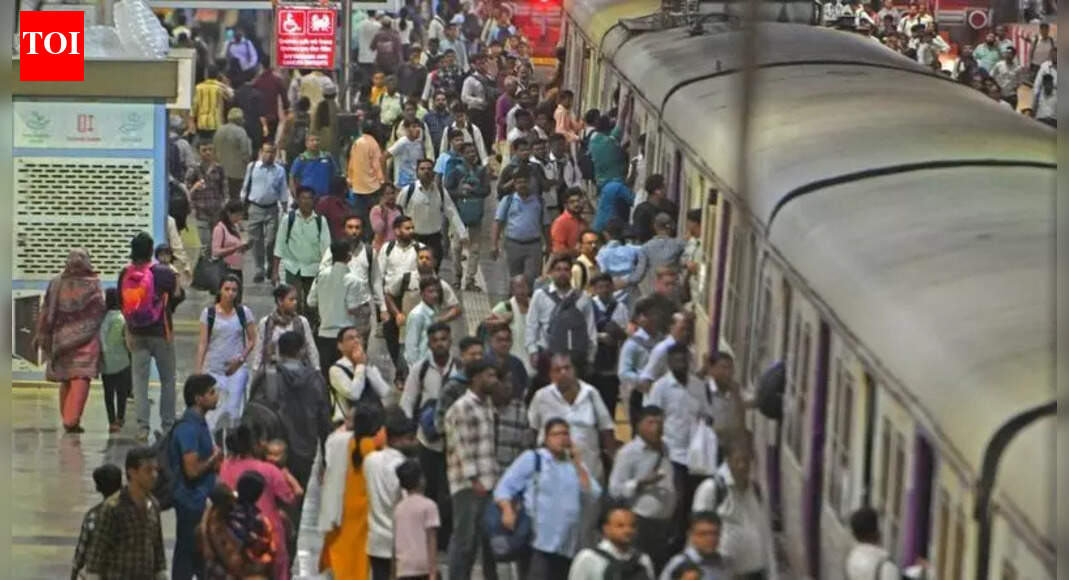 Mumbai-based passenger association: Start insurance for suburban ...