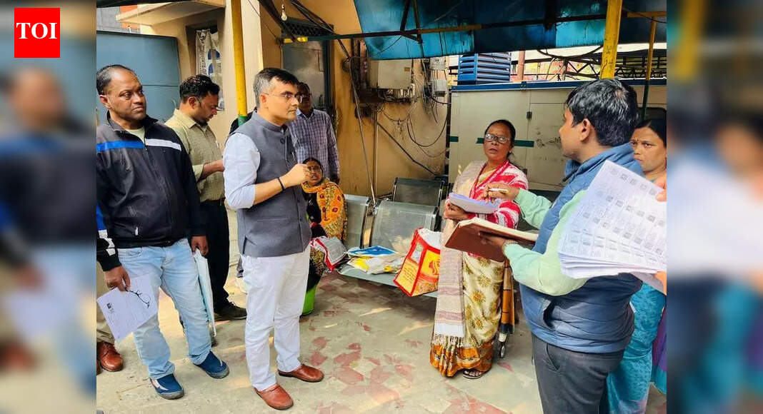 Varanasi DM conducts surprise inspection at SIR booths | Varanasi News ...