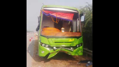14 injured as overloaded bus flips on Yamuna expressway | Noida News ...