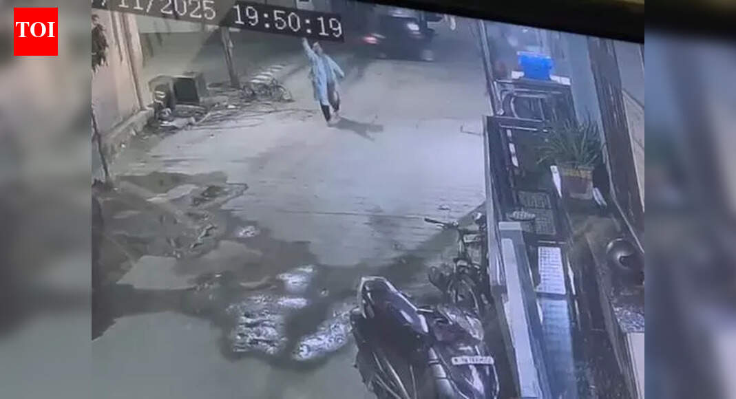 Elderly woman robbed of cash, iPhone | Jaipur News - The Times of India