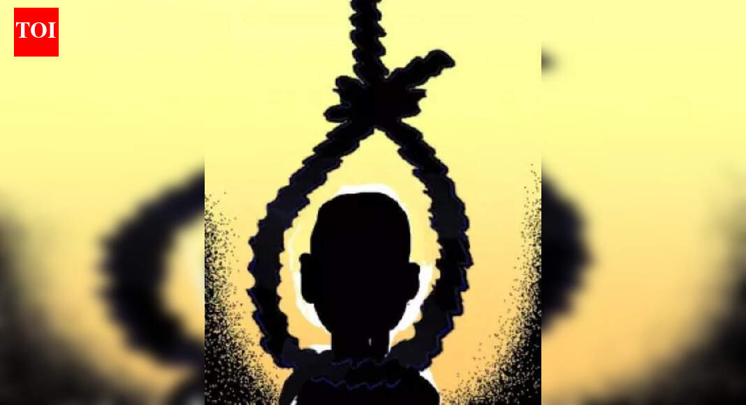 Man’s body found hanging from tree | Vadodara News - The Times of India
