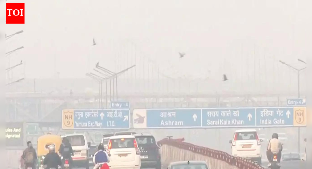 Delhi wrapped in smog: AQI hits 333, remains in 'very poor' | Delhi ...