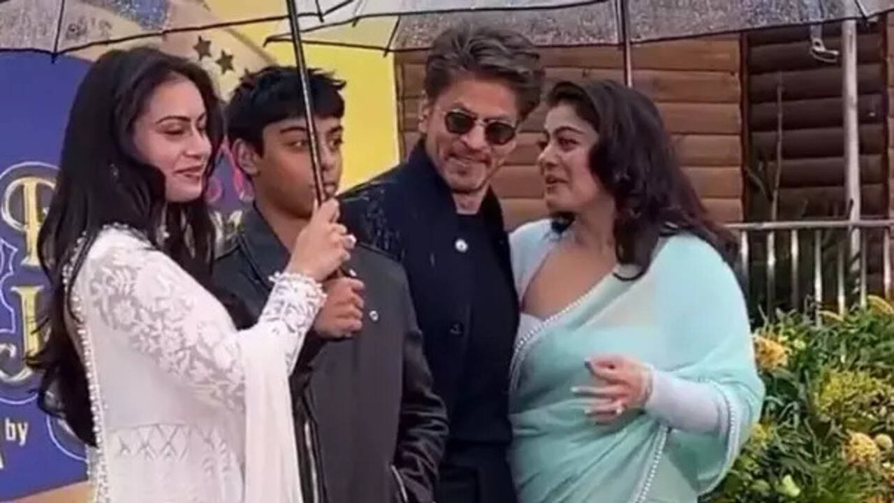 Shah Rukh Khan, Kajol Pose With Yug And Nysa In London; Fans Call It ...