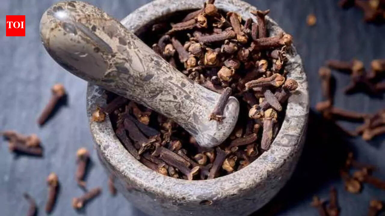 Clove water: How to prepare this herbal drink at home
