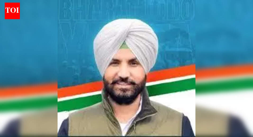 Punjab Pradesh Congress Committee president Amrinder Singh Raja Warring briefs Bhupesh Baghel on ...