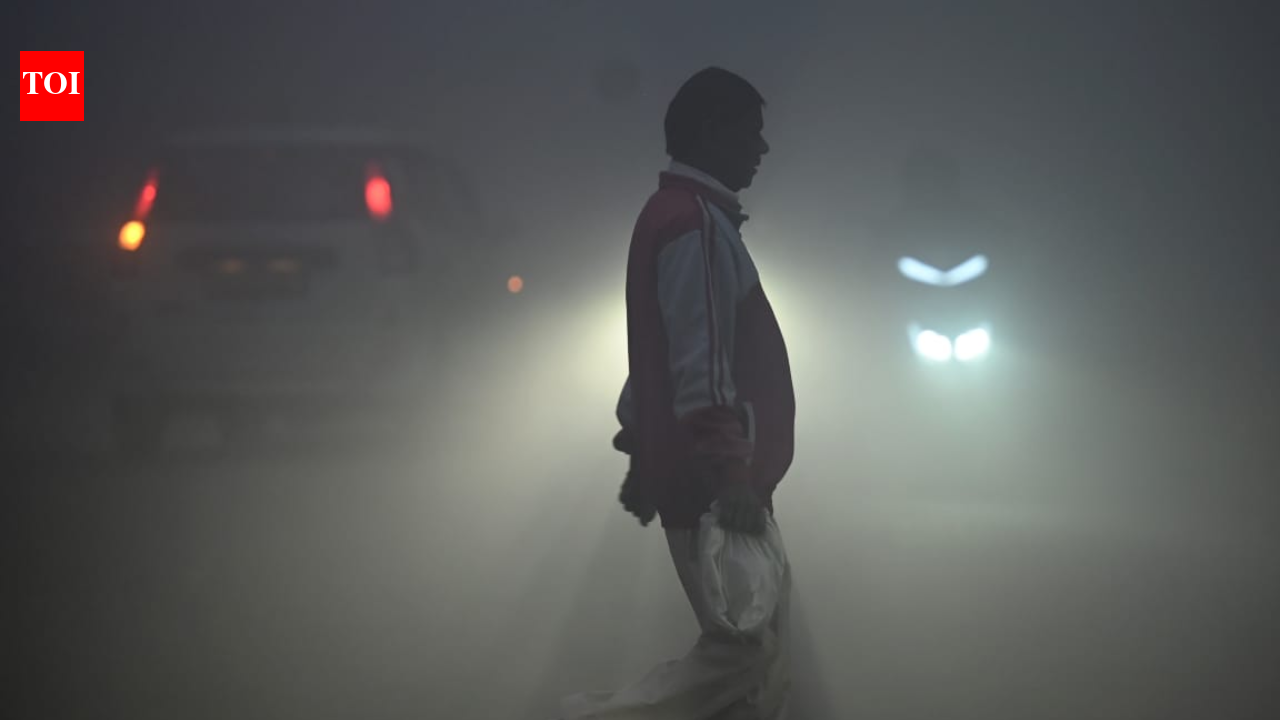 Delhi Air Pollution Live: AQI still in severe zone, smog and fog add to ...