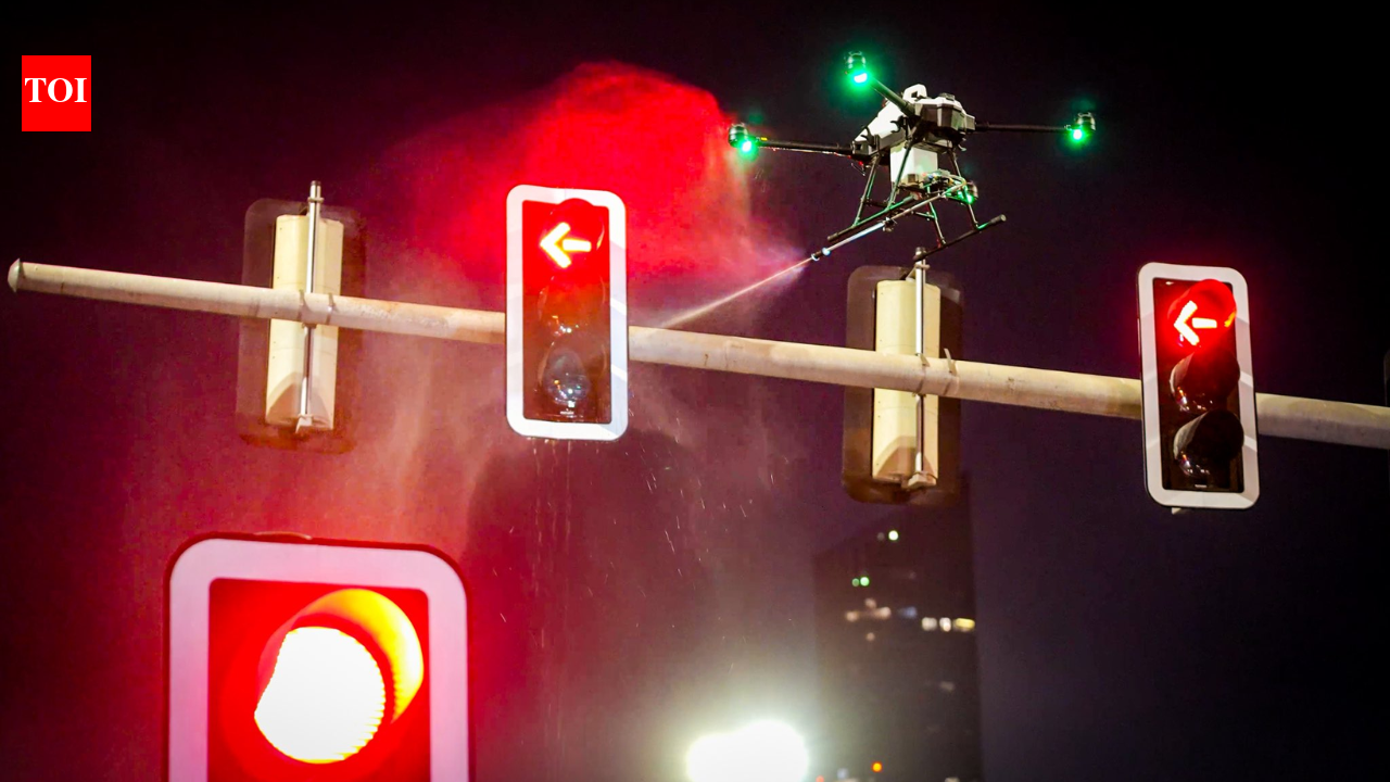 UAE: Dubai uses drones to clean traffic signals in RTA pilot project ...