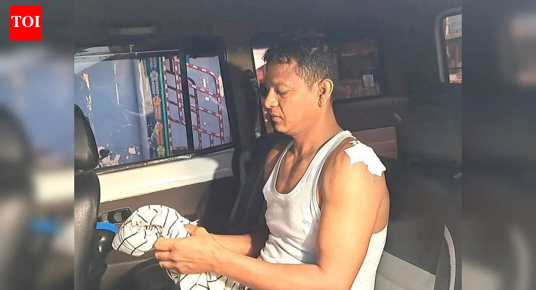 Tangra locals thrash Salt Lake cops, hurl glass bottles | Kolkata News ...