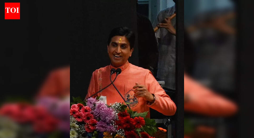 Kumar Vishwas pays poetic tribute to former PM | Lucknow News - The ...