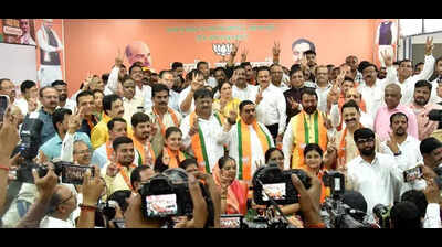 Disillusioned, say UBT & MNS functionaries after quitting | Nashik News ...