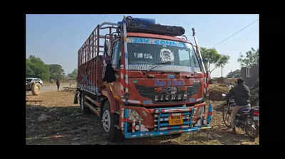 Cops smell liquor, find peas; PI hurt after truck chase | Vadodara News ...